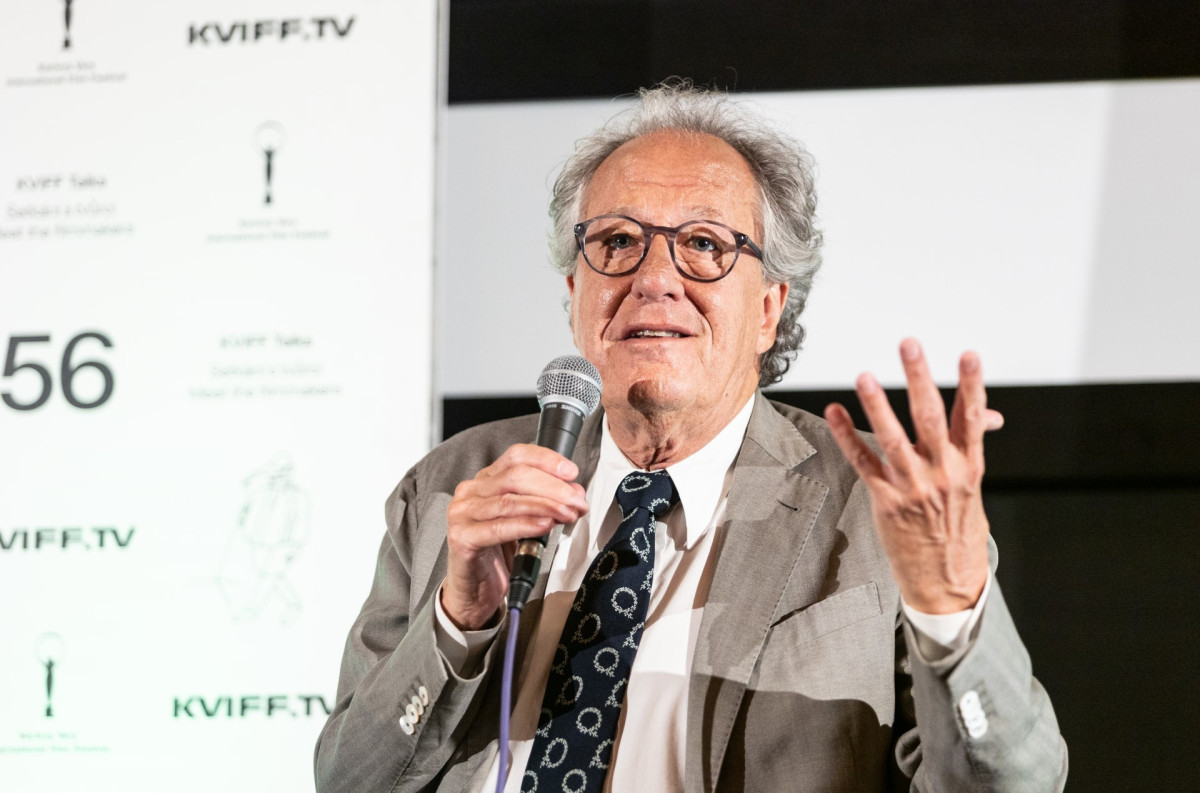 KVIFF | Charming Geoffrey Rush reminisces about monkeys and Brno